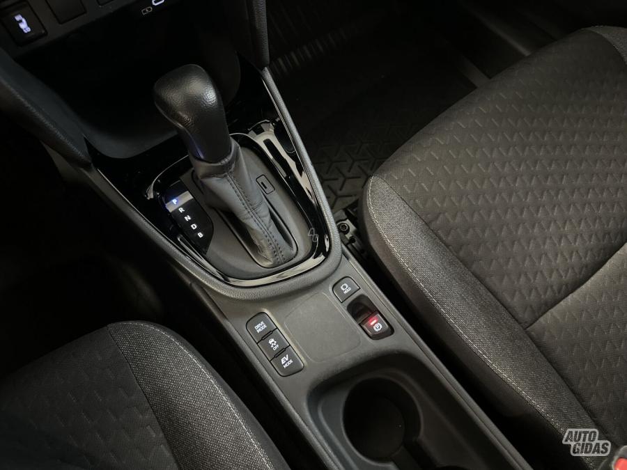White Toyota Yaris Cross 2024 in Vilnius, with an engine capacity of 1.50 L and mileage of 119 thousand km for 22500 €, photo 18 on AUTOMOTO.COM.LV