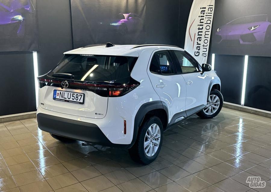 Белый Тойота Yaris Cross 2025 в Авиженяй, объемом двигателя 1.50 л и пробегом 22 тыс. км за 21850 €, фото 3 на AUTOMOTO.COM.LV