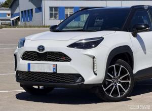 Белый Тойота Yaris Cross 2025 в Таураге, объемом двигателя 1.50 л и пробегом 15 тыс. км за 25900 €, фото 3 на AUTOMOTO.COM.LV