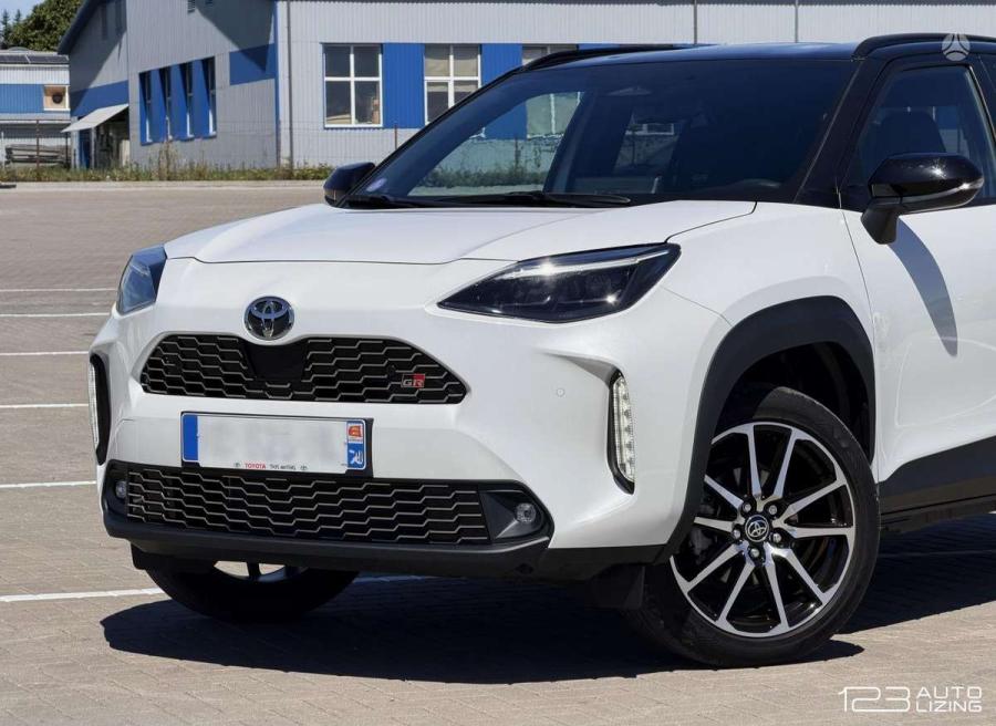 Белый Тойота Yaris Cross 2025 в Таураге, объемом двигателя 1.50 л и пробегом 15 тыс. км за 25900 €, фото 3 на AUTOMOTO.COM.LV