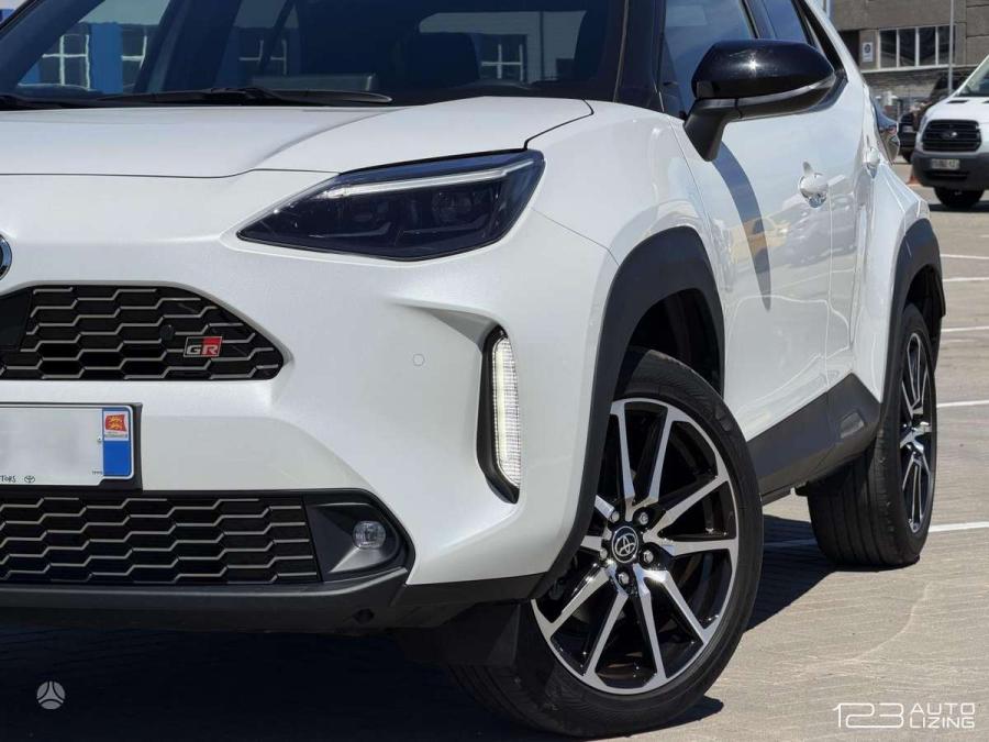 Белый Тойота Yaris Cross 2025 в Таураге, объемом двигателя 1.50 л и пробегом 15 тыс. км за 25900 €, фото 4 на AUTOMOTO.COM.LV