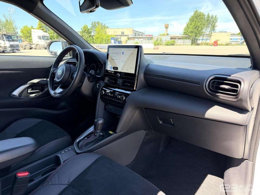 Белый Тойота Yaris Cross 2025 в Таураге, объемом двигателя 1.50 л и пробегом 15 тыс. км за 25900 €, фото 15 на AUTOMOTO.COM.LV