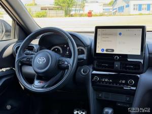 Белый Тойота Yaris Cross 2025 в Таураге, объемом двигателя 1.50 л и пробегом 15 тыс. км за 25900 €, фото 17 на AUTOMOTO.COM.LV
