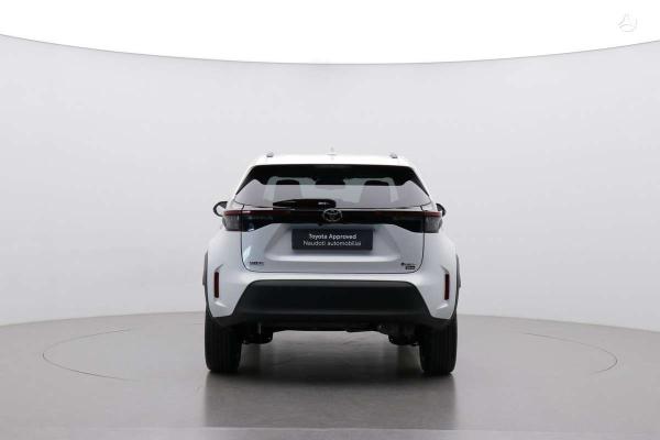 White Toyota Yaris Cross 2025 in Vilnius, with an engine capacity of 1.49 L and mileage of 22 thousand km for 28900 €, photo 5 on AUTOMOTO.COM.LV