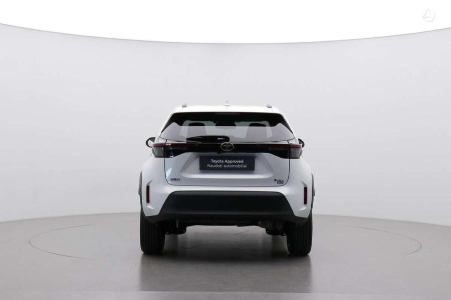 White Toyota Yaris Cross 2025 in Vilnius, with an engine capacity of 1.49 L and mileage of 22 thousand km for 28900 €, photo 6 on AUTOMOTO.COM.LV