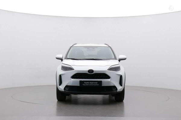 White Toyota Yaris Cross 2025 in Vilnius, with an engine capacity of 1.49 L and mileage of 22 thousand km for 28900 €, photo 6 on AUTOMOTO.COM.LV