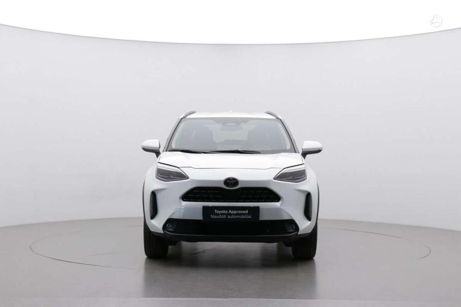 White Toyota Yaris Cross 2025 in Vilnius, with an engine capacity of 1.49 L and mileage of 22 thousand km for 28900 €, photo 7 on AUTOMOTO.COM.LV