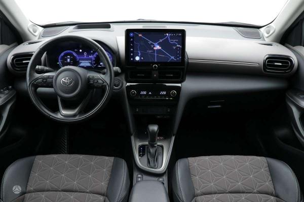 White Toyota Yaris Cross 2025 in Vilnius, with an engine capacity of 1.49 L and mileage of 22 thousand km for 28900 €, photo 7 on AUTOMOTO.COM.LV
