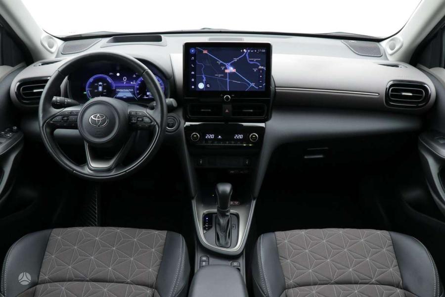 White Toyota Yaris Cross 2025 in Vilnius, with an engine capacity of 1.49 L and mileage of 22 thousand km for 28900 €, photo 8 on AUTOMOTO.COM.LV