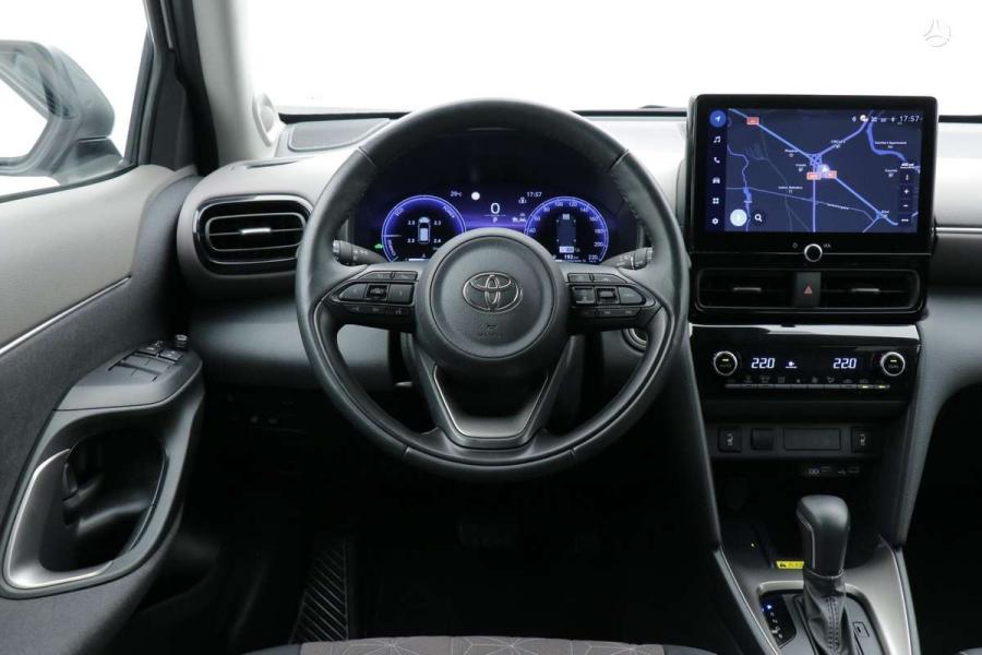 White Toyota Yaris Cross 2025 in Vilnius, with an engine capacity of 1.49 L and mileage of 22 thousand km for 28900 €, photo 9 on AUTOMOTO.COM.LV