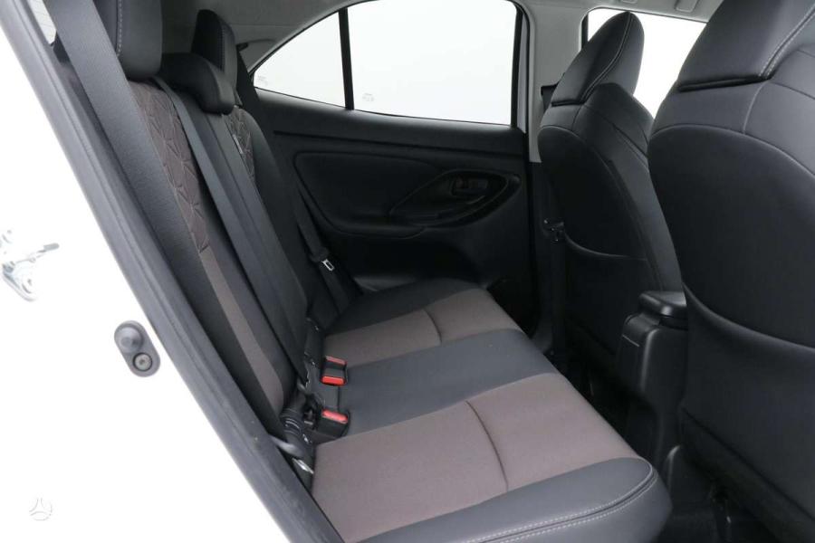 White Toyota Yaris Cross 2025 in Vilnius, with an engine capacity of 1.49 L and mileage of 22 thousand km for 28900 €, photo 11 on AUTOMOTO.COM.LV