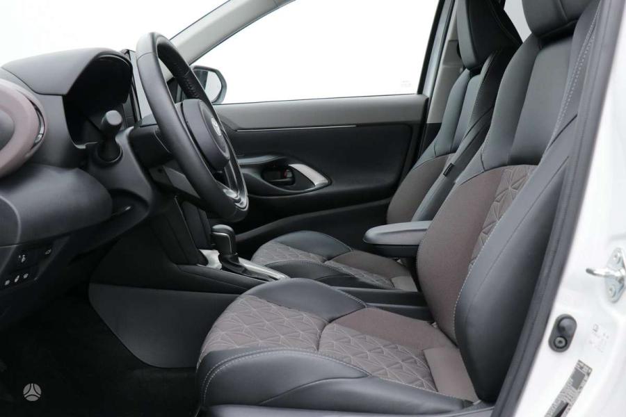 White Toyota Yaris Cross 2025 in Vilnius, with an engine capacity of 1.49 L and mileage of 22 thousand km for 28900 €, photo 13 on AUTOMOTO.COM.LV