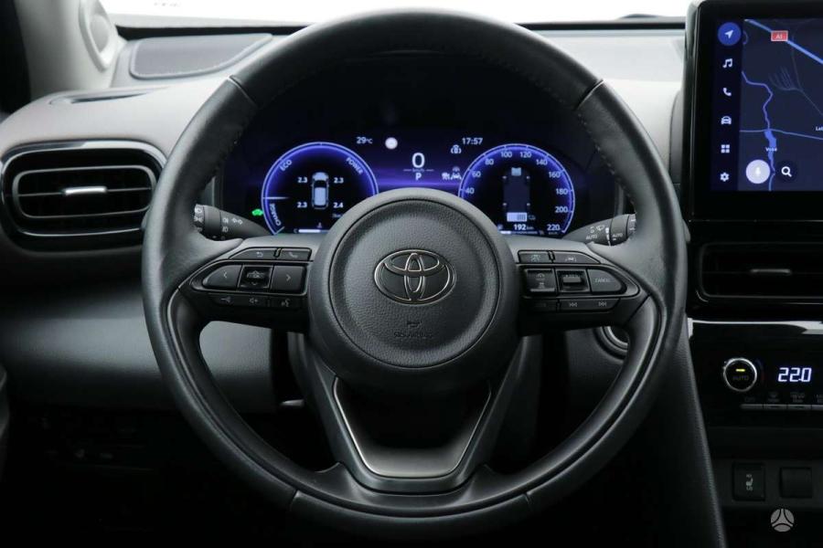 White Toyota Yaris Cross 2025 in Vilnius, with an engine capacity of 1.49 L and mileage of 22 thousand km for 28900 €, photo 14 on AUTOMOTO.COM.LV