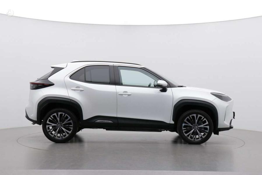 White Toyota Yaris Cross 2025 in Vilnius, with an engine capacity of 1.49 L and mileage of 22 thousand km for 28900 €, photo 18 on AUTOMOTO.COM.LV