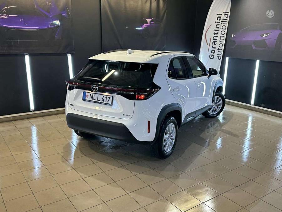 White Toyota Yaris Cross 2025 in Vilnius, with an engine capacity of 1.50 L and mileage of 57 thousand km for 21950 €, photo 3 on AUTOMOTO.COM.LV