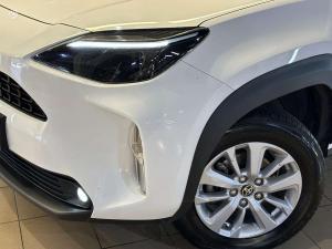 White Toyota Yaris Cross 2025 in Vilnius, with an engine capacity of 1.50 L and mileage of 57 thousand km for 21950 €, photo 4 on AUTOMOTO.COM.LV