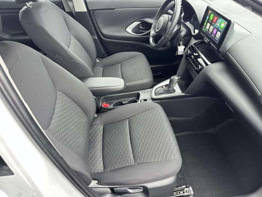 White Toyota Yaris Cross 2025 in Vilnius, with an engine capacity of 1.50 L and mileage of 57 thousand km for 21950 €, photo 8 on AUTOMOTO.COM.LV