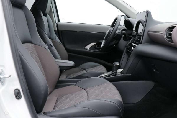 Белый Тойота Yaris Cross 2025 в Вильнюс, объемом двигателя 1.49 л и пробегом 22 тыс. км за 28900 €, фото 10 на AUTOMOTO.COM.LV