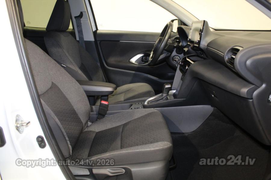 Белый Тойота Yaris Cross 2022 в Таллин, объемом двигателя 1.50 л и пробегом 96 тыс. км за 19990 €, фото 7 на AUTOMOTO.COM.LV