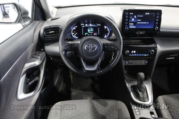 White Toyota Yaris Cross 2023 in Tallinn, with an engine capacity of 1.50 L and mileage of 144 thousand km for 18990 €, photo 9 on AUTOMOTO.COM.LV