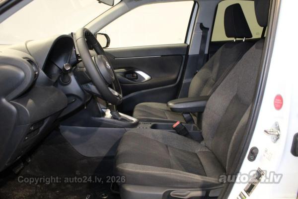 Белый Тойота Yaris Cross 2023 в Таллин, объемом двигателя 1.50 л и пробегом 144 тыс. км за 18990 €, фото 11 на AUTOMOTO.COM.LV