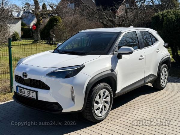 Balts Toyota Yaris Cross 2023 Tallina, ar dzinēja tilpumu 1.50 L un nobraukumu 56 tūkst. km par 18490 €, foto  vietnē AUTOMOTO.COM.LV