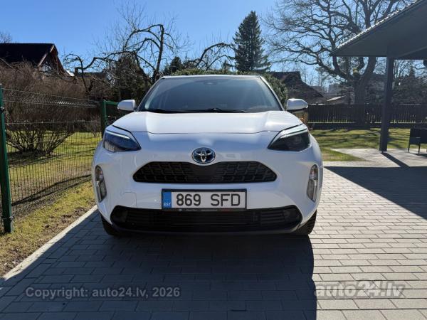 White Toyota Yaris Cross 2023 in Tallinn, with an engine capacity of 1.50 L and mileage of 56 thousand km for 18490 €, photo 3 on AUTOMOTO.COM.LV