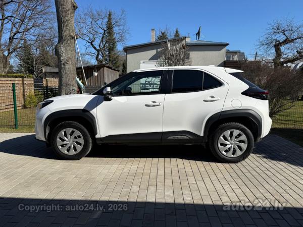 White Toyota Yaris Cross 2023 in Tallinn, with an engine capacity of 1.50 L and mileage of 56 thousand km for 18490 €, photo 5 on AUTOMOTO.COM.LV