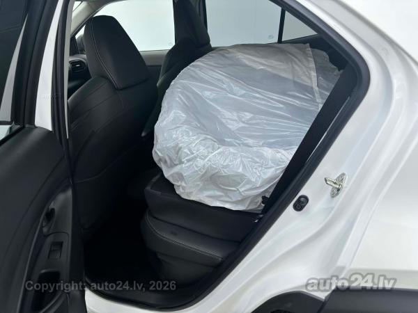 White Toyota Yaris Cross 2023 in Tallinn, with an engine capacity of 1.49 L and mileage of 13 thousand km for 24995 €, photo 7 on AUTOMOTO.COM.LV