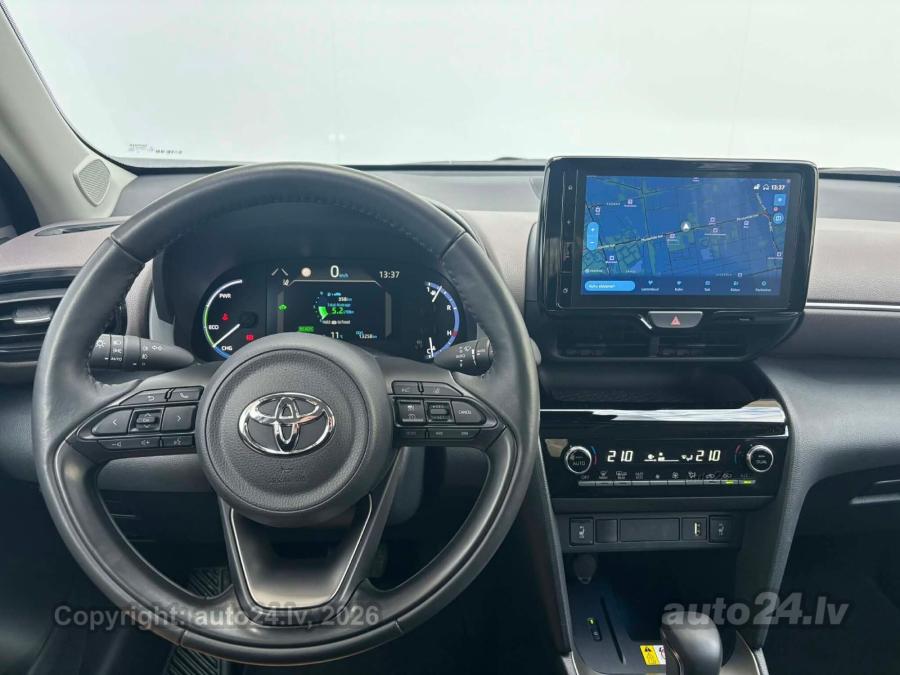Balts Toyota Yaris Cross 2023 Tallina, ar dzinēja tilpumu 1.49 L un nobraukumu 13 tūkst. km par 24995 €, foto 10 vietnē AUTOMOTO.COM.LV