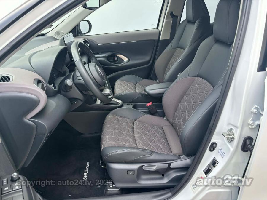 Balts Toyota Yaris Cross 2023 Tallina, ar dzinēja tilpumu 1.49 L un nobraukumu 13 tūkst. km par 24995 €, foto 12 vietnē AUTOMOTO.COM.LV