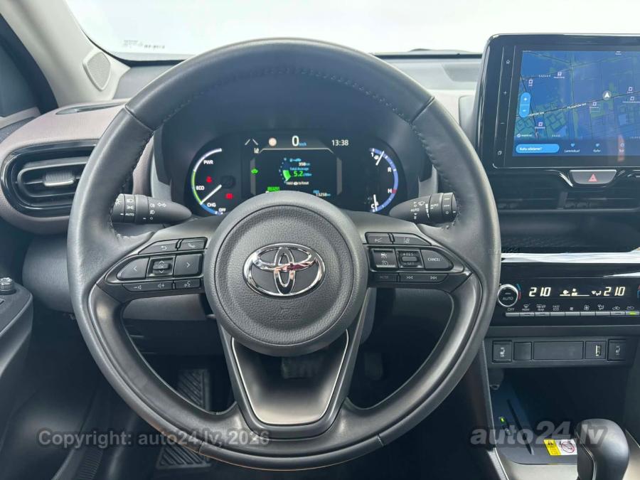 Balts Toyota Yaris Cross 2023 Tallina, ar dzinēja tilpumu 1.49 L un nobraukumu 13 tūkst. km par 24995 €, foto 13 vietnē AUTOMOTO.COM.LV