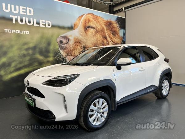 White Toyota Yaris Cross 2023 in Tallinn, with an engine capacity of 1.50 L and mileage of 141 thousand km for 17900 €, photo 1 on AUTOMOTO.COM.LV