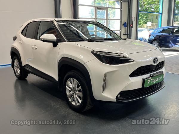 White Toyota Yaris Cross 2023 in Tallinn, with an engine capacity of 1.50 L and mileage of 141 thousand km for 17900 €, photo 2 on AUTOMOTO.COM.LV