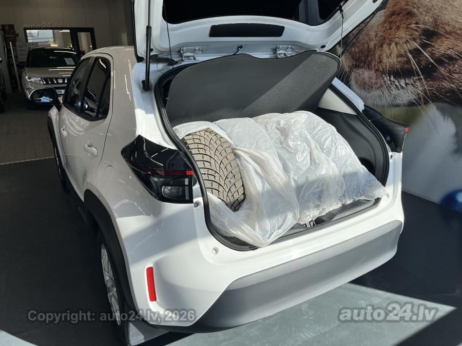 Белый Тойота Yaris Cross 2023 в Таллин, объемом двигателя 1.50 л и пробегом 141 тыс. км за 17900 €, фото 5 на AUTOMOTO.COM.LV