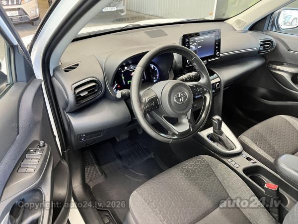 White Toyota Yaris Cross 2023 in Tallinn, with an engine capacity of 1.50 L and mileage of 141 thousand km for 17900 €, photo 8 on AUTOMOTO.COM.LV