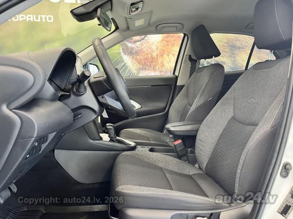 White Toyota Yaris Cross 2023 in Tallinn, with an engine capacity of 1.50 L and mileage of 141 thousand km for 17900 €, photo 9 on AUTOMOTO.COM.LV