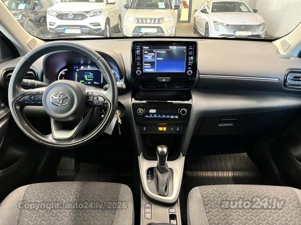 White Toyota Yaris Cross 2023 in Tallinn, with an engine capacity of 1.50 L and mileage of 141 thousand km for 17900 €, photo 10 on AUTOMOTO.COM.LV