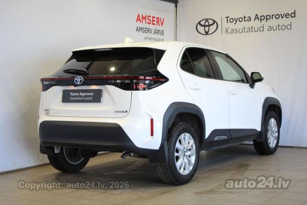 Balts Toyota Yaris Cross 2023 Tallina, ar dzinēja tilpumu 1.50 L un nobraukumu 115 tūkst. km par 17990 €, foto 2 vietnē AUTOMOTO.COM.LV