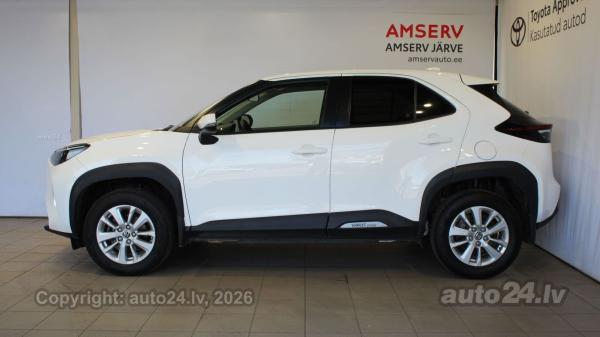 Balts Toyota Yaris Cross 2023 Tallina, ar dzinēja tilpumu 1.50 L un nobraukumu 115 tūkst. km par 17990 €, foto 3 vietnē AUTOMOTO.COM.LV