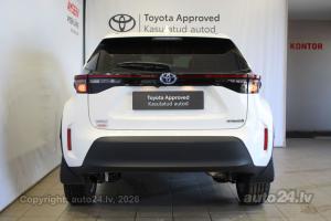 White Toyota Yaris Cross 2023 in Tallinn, with an engine capacity of 1.50 L and mileage of 115 thousand km for 17990 €, photo 5 on AUTOMOTO.COM.LV