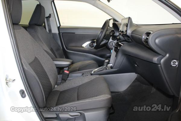 Balts Toyota Yaris Cross 2023 Tallina, ar dzinēja tilpumu 1.50 L un nobraukumu 115 tūkst. km par 17990 €, foto 6 vietnē AUTOMOTO.COM.LV