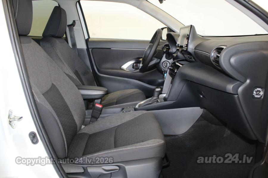 White Toyota Yaris Cross 2023 in Tallinn, with an engine capacity of 1.50 L and mileage of 115 thousand km for 17990 €, photo 7 on AUTOMOTO.COM.LV