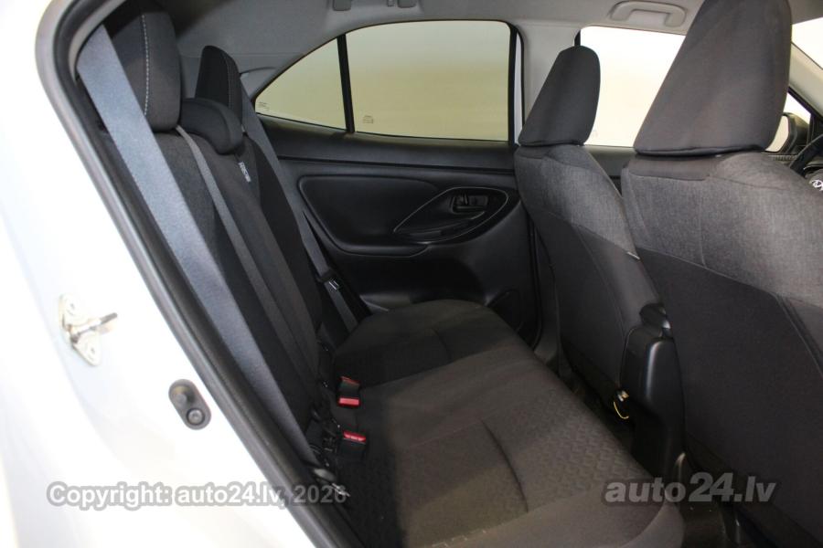 White Toyota Yaris Cross 2023 in Tallinn, with an engine capacity of 1.50 L and mileage of 115 thousand km for 17990 €, photo 8 on AUTOMOTO.COM.LV