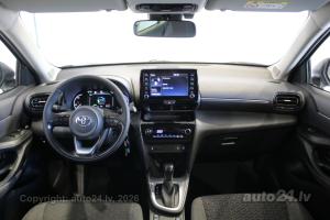 White Toyota Yaris Cross 2023 in Tallinn, with an engine capacity of 1.50 L and mileage of 115 thousand km for 17990 €, photo 9 on AUTOMOTO.COM.LV