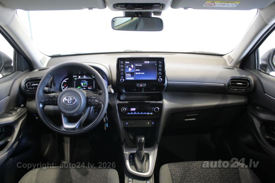 White Toyota Yaris Cross 2023 in Tallinn, with an engine capacity of 1.50 L and mileage of 115 thousand km for 17990 €, photo 9 on AUTOMOTO.COM.LV