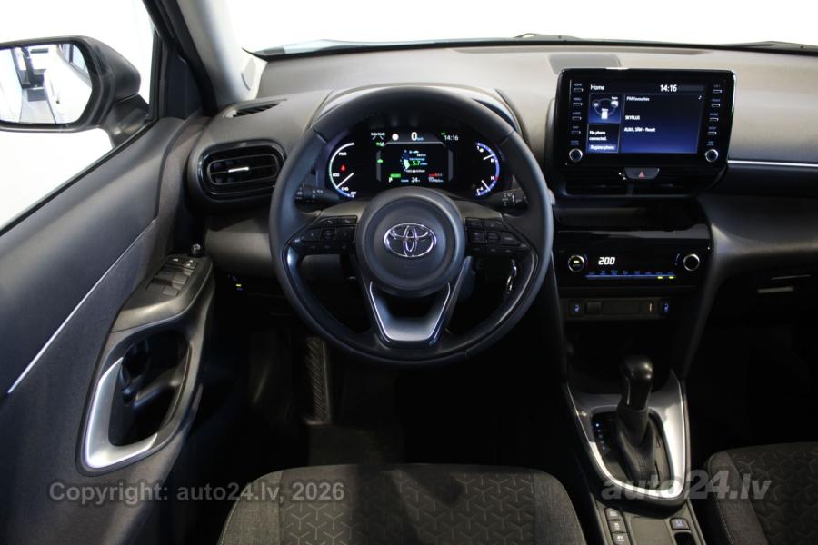 White Toyota Yaris Cross 2023 in Tallinn, with an engine capacity of 1.50 L and mileage of 115 thousand km for 17990 €, photo 10 on AUTOMOTO.COM.LV
