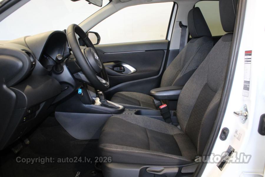 White Toyota Yaris Cross 2023 in Tallinn, with an engine capacity of 1.50 L and mileage of 115 thousand km for 17990 €, photo 12 on AUTOMOTO.COM.LV