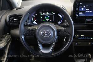White Toyota Yaris Cross 2023 in Tallinn, with an engine capacity of 1.50 L and mileage of 115 thousand km for 17990 €, photo 13 on AUTOMOTO.COM.LV