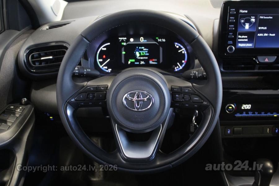 White Toyota Yaris Cross 2023 in Tallinn, with an engine capacity of 1.50 L and mileage of 115 thousand km for 17990 €, photo 13 on AUTOMOTO.COM.LV